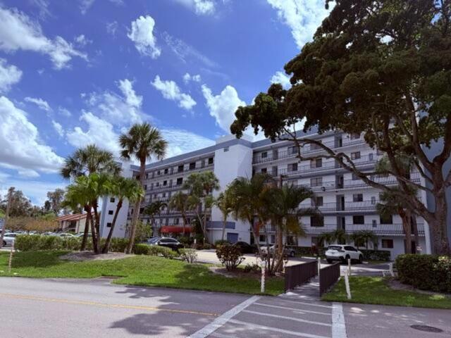 Luxury apartment complex for rent in Lake Worth, Florida