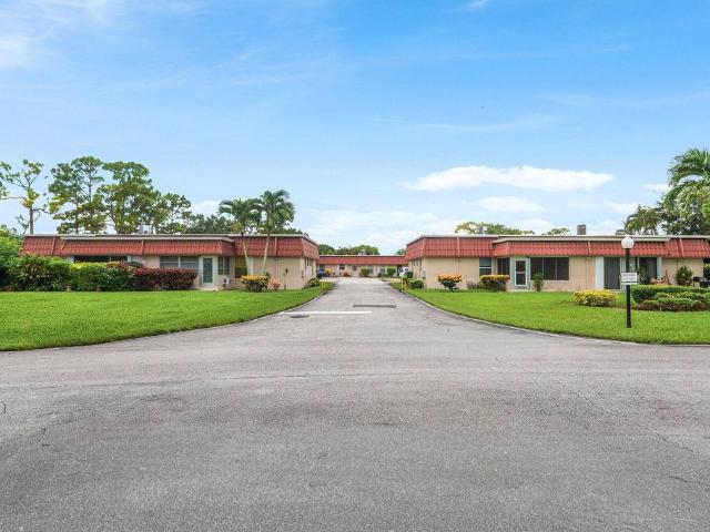 Luxury apartment complex for rent in Lake Worth, Florida