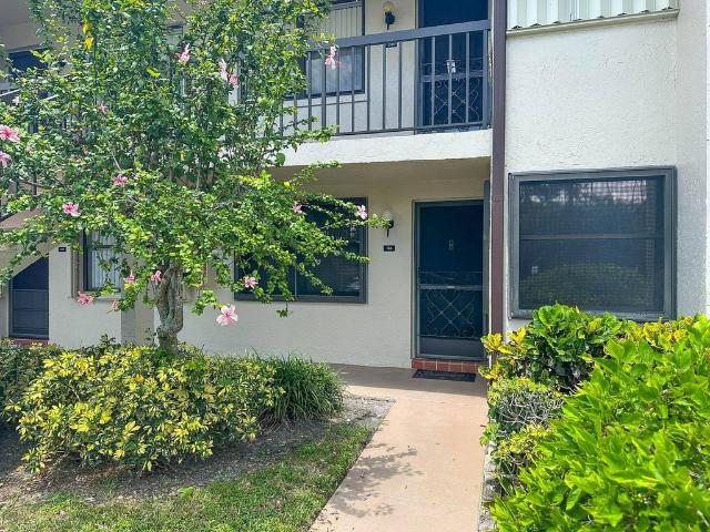 Luxury apartment complex for rent in Lake Worth, Florida