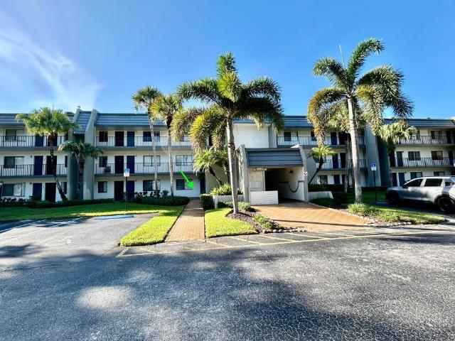 Luxury apartment complex for rent in Lake Worth, Florida