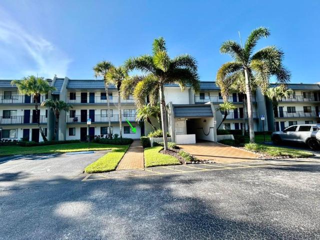 Luxury apartment complex for rent in Lake Worth, Florida