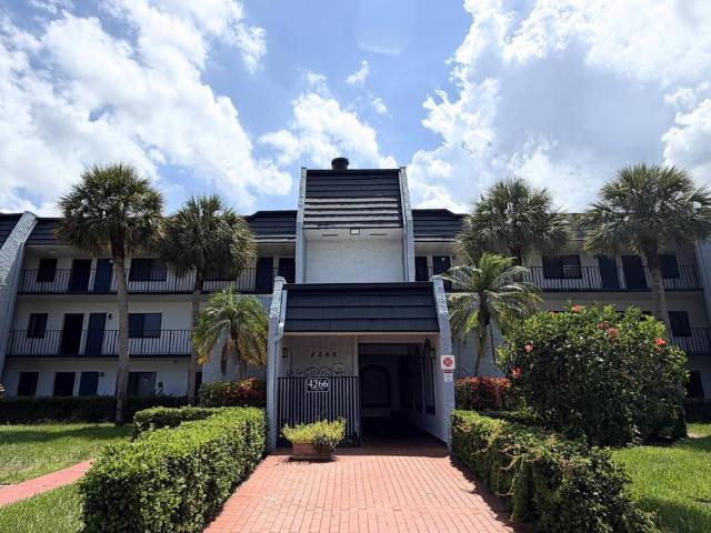 Luxury apartment complex for rent in Lake Worth, Florida