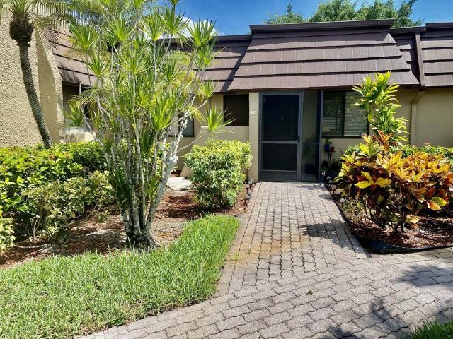 Luxury apartment complex for rent in Lake Worth, United States