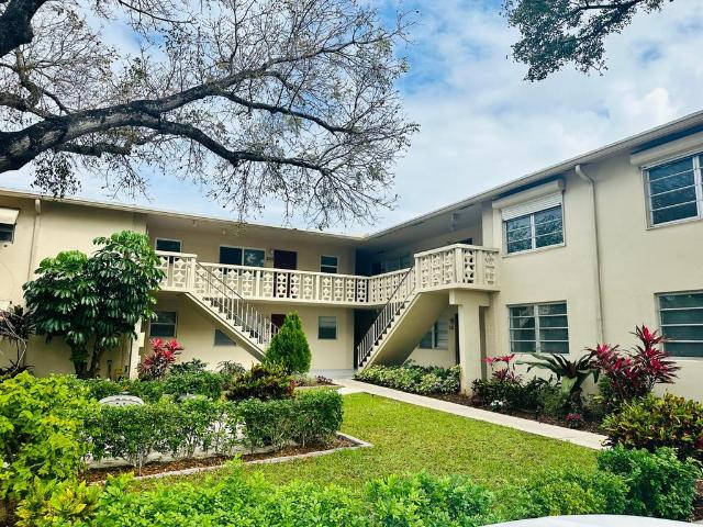 Luxury apartment complex for rent in Lake Worth, Florida