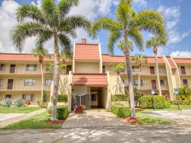 Luxury apartment complex for rent in Lake Worth, Florida