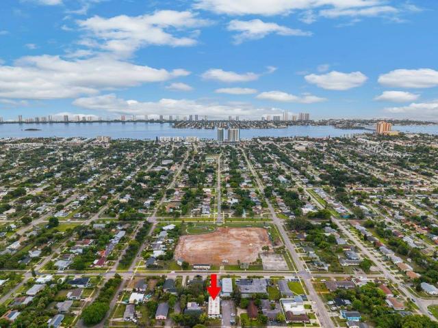 Luxury apartment complex for rent in Lake Park, United States
