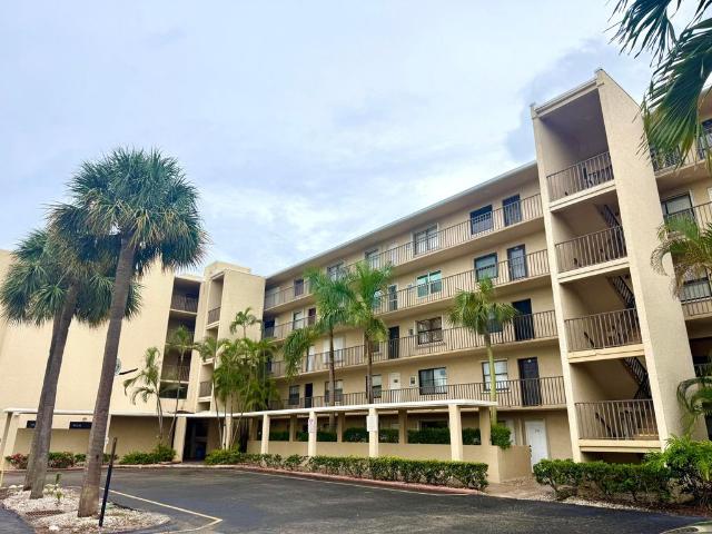 Luxury apartment complex for rent in Lantana, United States