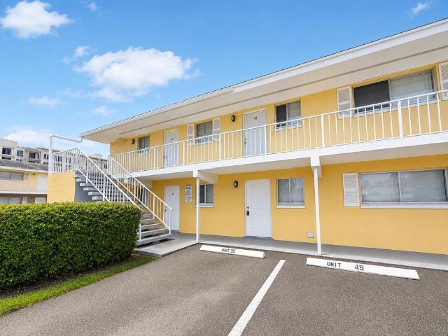 Luxury apartment complex for rent in Lantana, United States