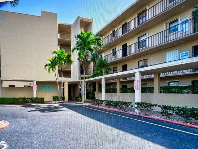 Luxury apartment complex for rent in Lantana, United States