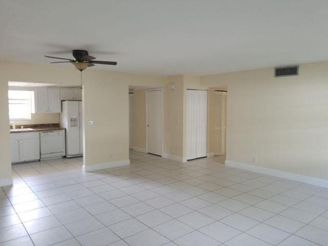Luxury apartment complex for rent in Lantana, United States