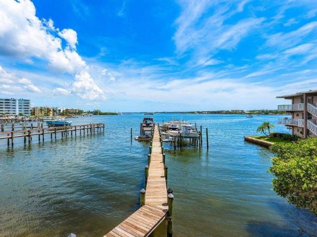 Luxury apartment complex for rent in Lantana, United States