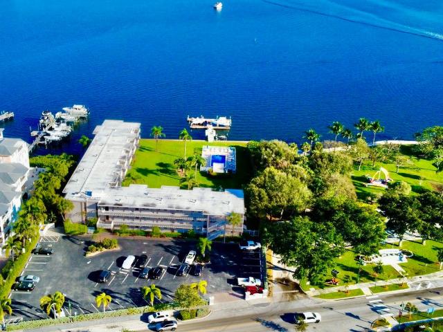Luxury apartment complex for rent in Lantana, United States