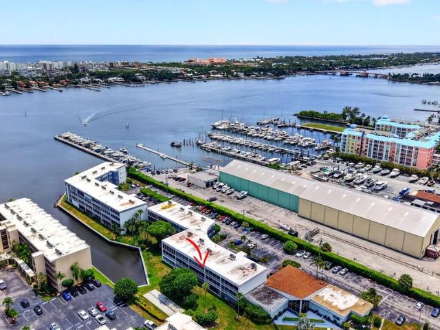 Luxury apartment complex for rent in Lantana, United States