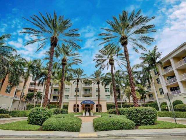 Luxury apartment complex for rent in Lantana, United States