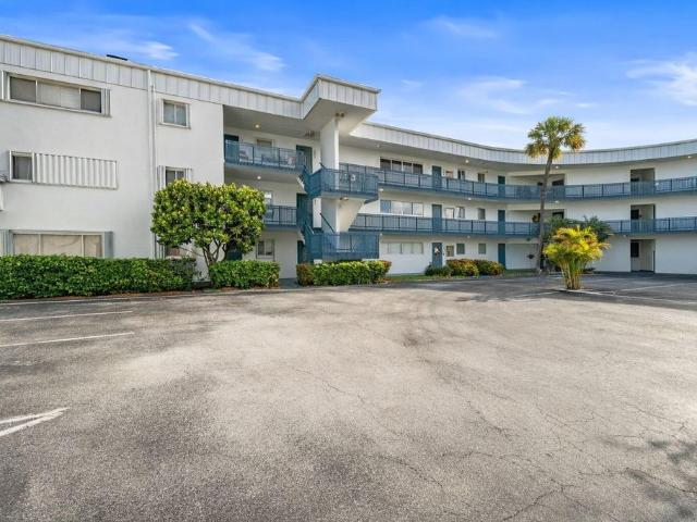 Luxury apartment complex for rent in Lantana, Florida