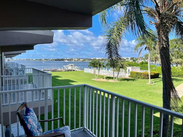 Luxury apartment complex for rent in Lantana, Florida
