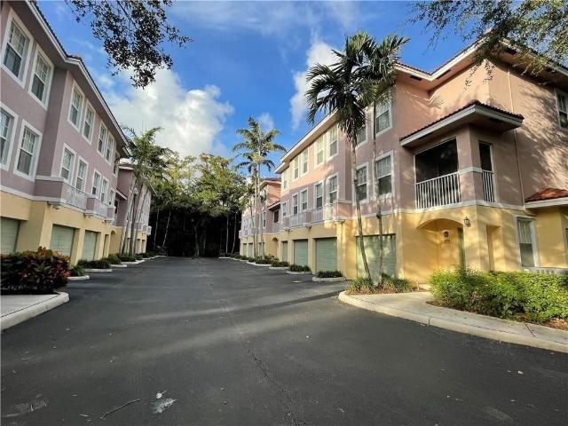 Luxury apartment complex for rent in Coral Springs, United States