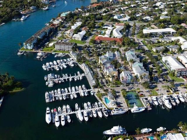 Luxury apartment complex for rent in Lighthouse PT, United States