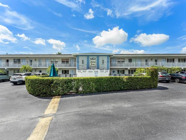 Luxury apartment complex for rent in Lighthouse PT, United States