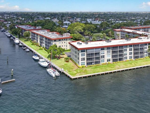 Luxury apartment complex for rent in Lighthouse PT, United States