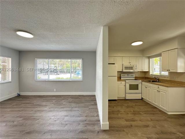 Luxury apartment complex for rent in Lighthouse PT, Florida