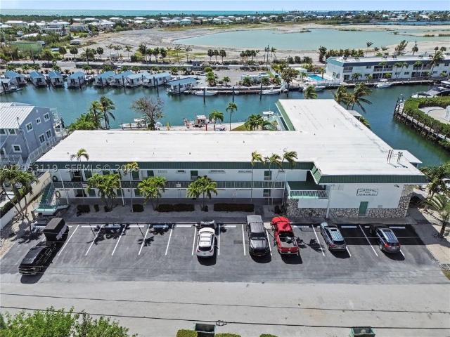 Luxury apartment complex for rent in Marathon, United States