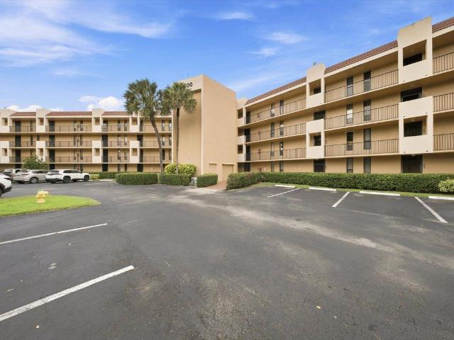Luxury apartment complex for rent in Margate, United States
