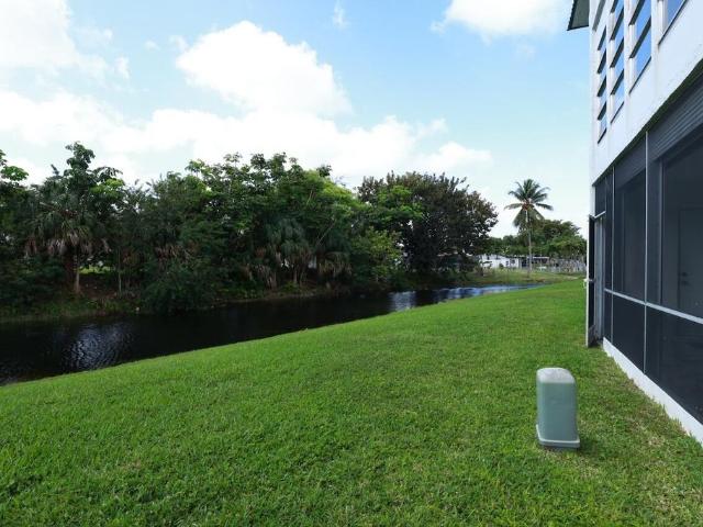 Luxury apartment complex for rent in Margate, United States