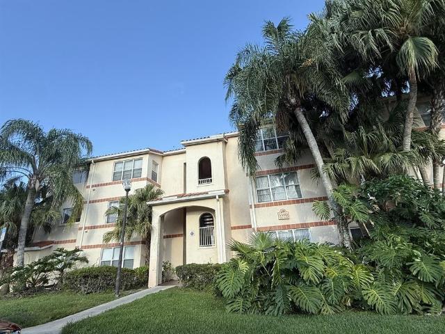 Luxury apartment complex for rent in Margate, United States