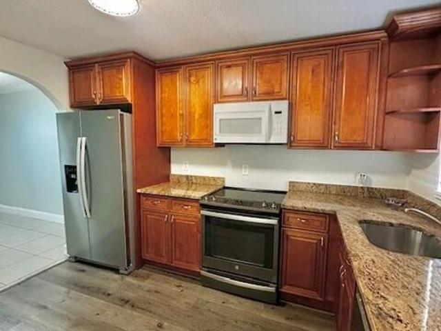 Luxury apartment complex for rent in Margate Estates, United States