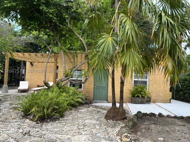 Luxury apartment complex for rent in Miami Beach, Florida
