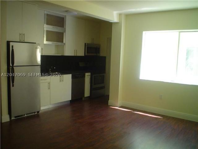 Luxury apartment complex for rent in Miami Beach, Florida