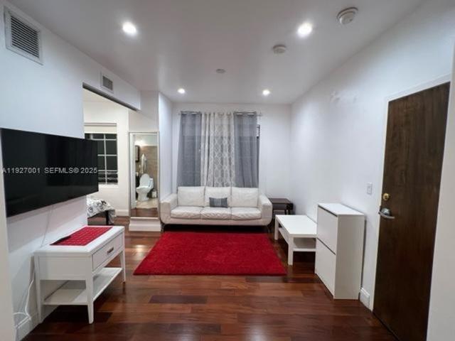 Luxury apartment complex for rent in Miami Beach, Florida