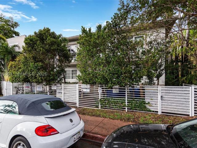 Luxury apartment complex for rent in Miami Beach, Florida