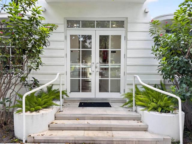Luxury apartment complex for rent in Miami Beach, Florida