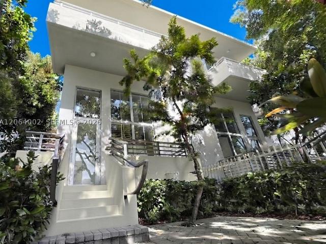 Luxury apartment complex for rent in Miami Beach, Florida
