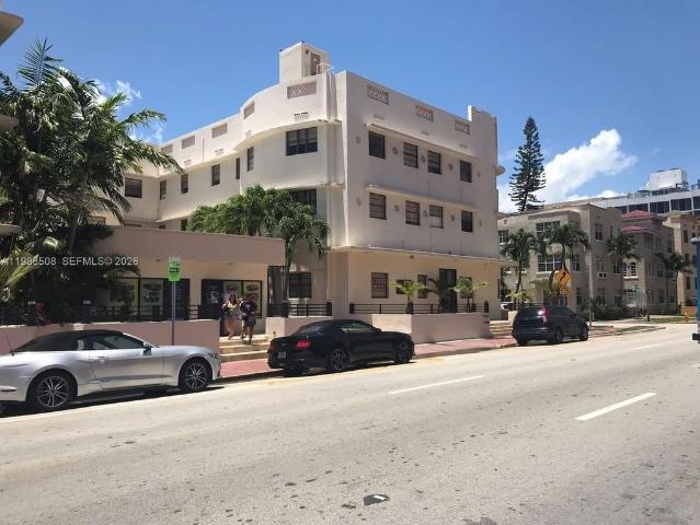 Luxury apartment complex for rent in Miami Beach, Florida