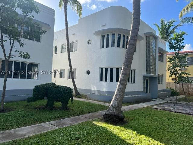 Luxury apartment complex for rent in Miami Beach, Florida