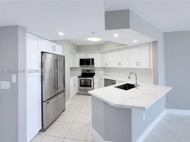 Luxury apartment complex for rent in Miami Beach, Florida