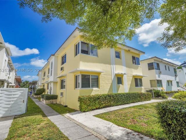 Luxury apartment complex for rent in Miami Beach, Florida