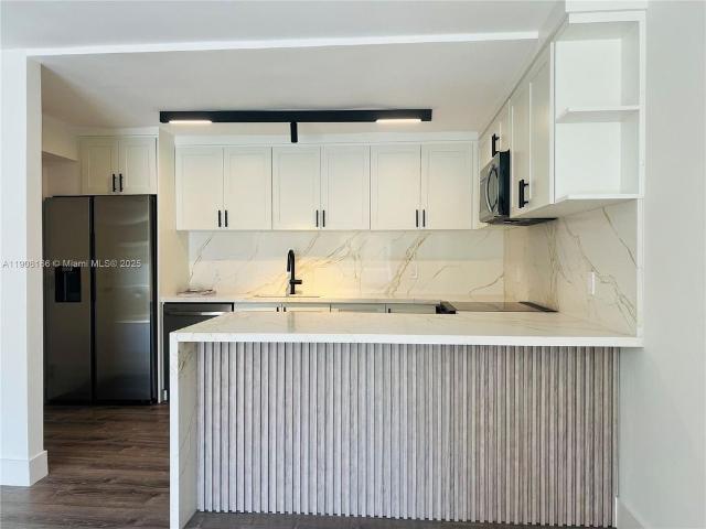 Luxury apartment complex for rent in Miami Beach, Florida