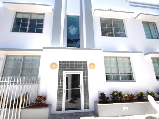 Luxury apartment complex for rent in Miami Beach, Florida