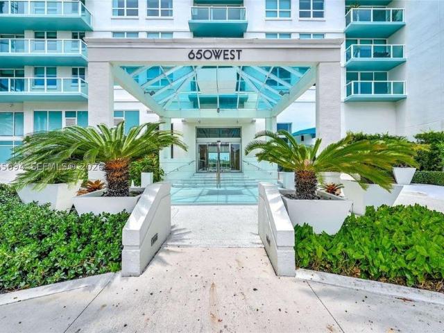 Luxury apartment complex for rent in Miami Beach, Florida