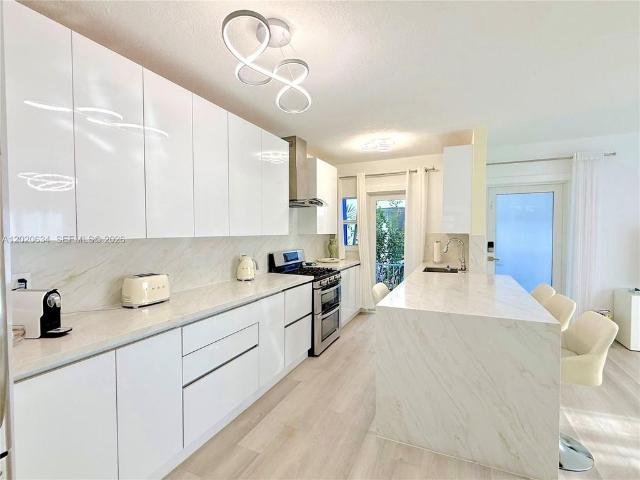 Luxury apartment complex for rent in Miami Beach, Florida