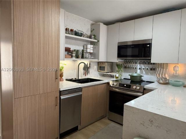 Luxury apartment complex for rent in Miami Beach, Florida