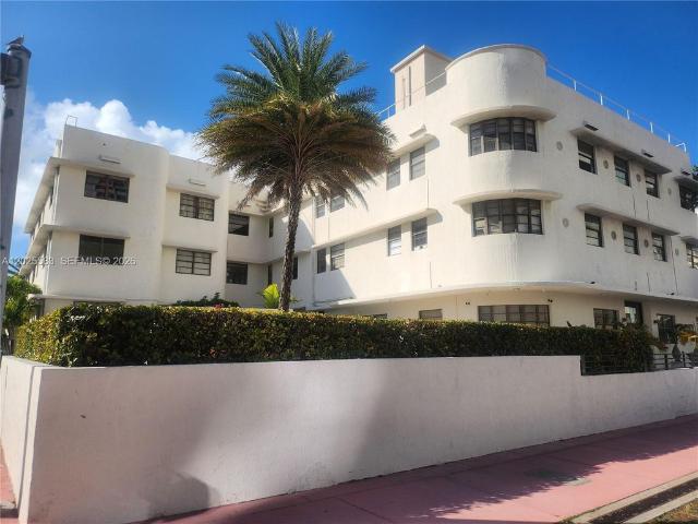 Luxury apartment complex for rent in Miami Beach, Florida