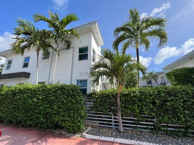Luxury apartment complex for rent in Miami Beach, Florida