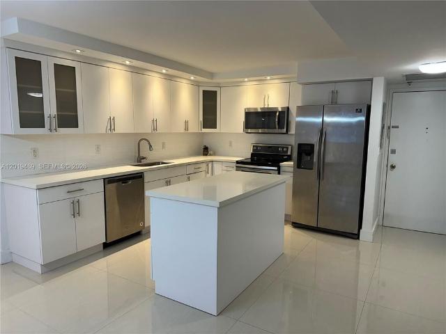 Luxury apartment complex for rent in Miami Beach, Florida