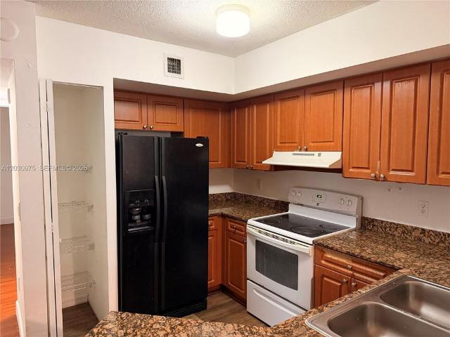 Luxury apartment complex for rent in Miami Gardens, United States