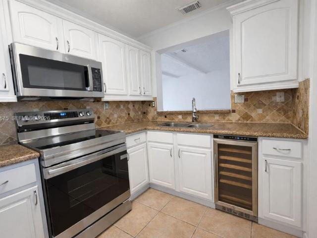 Luxury apartment complex for rent in Miami, Florida